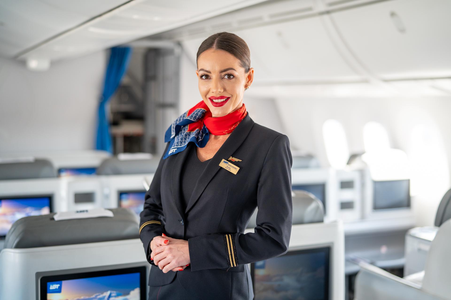 7 obowiązków stewardesy przed startem samolotu – tajniki pracy personelu pokładowego PLL LOT ...